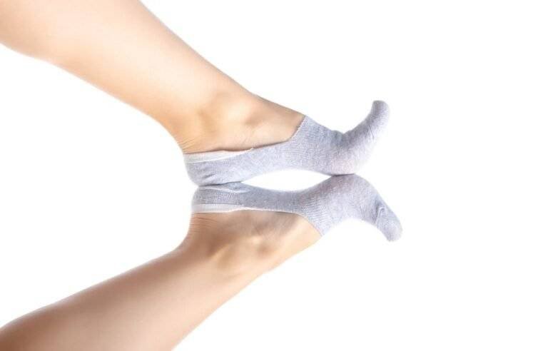 How To Wear White Socks With White Shoes • Ready Sleek
